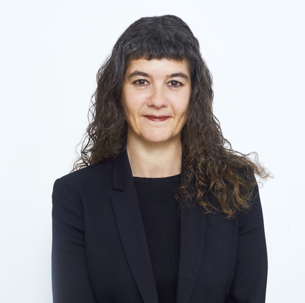 Der sidder fire mand på en tømmerflåde i Ganløse Revyen 2025 - Iscene