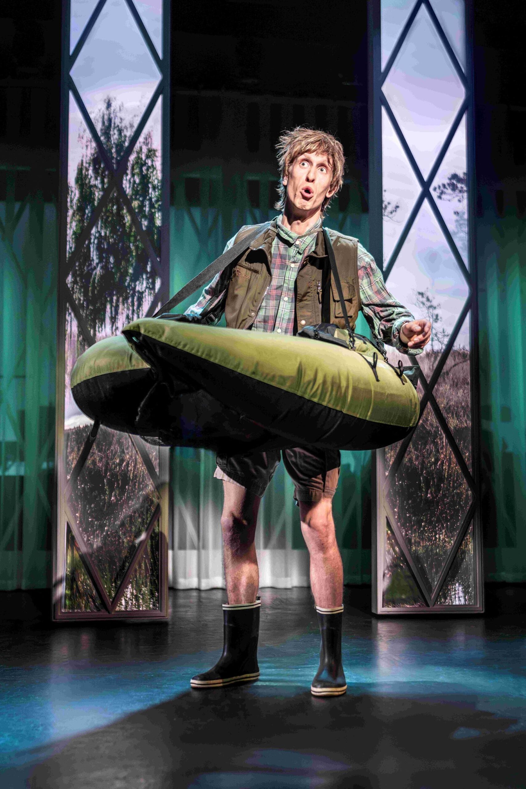 Tivolirevyen 2024 træder i karakter - Iscene