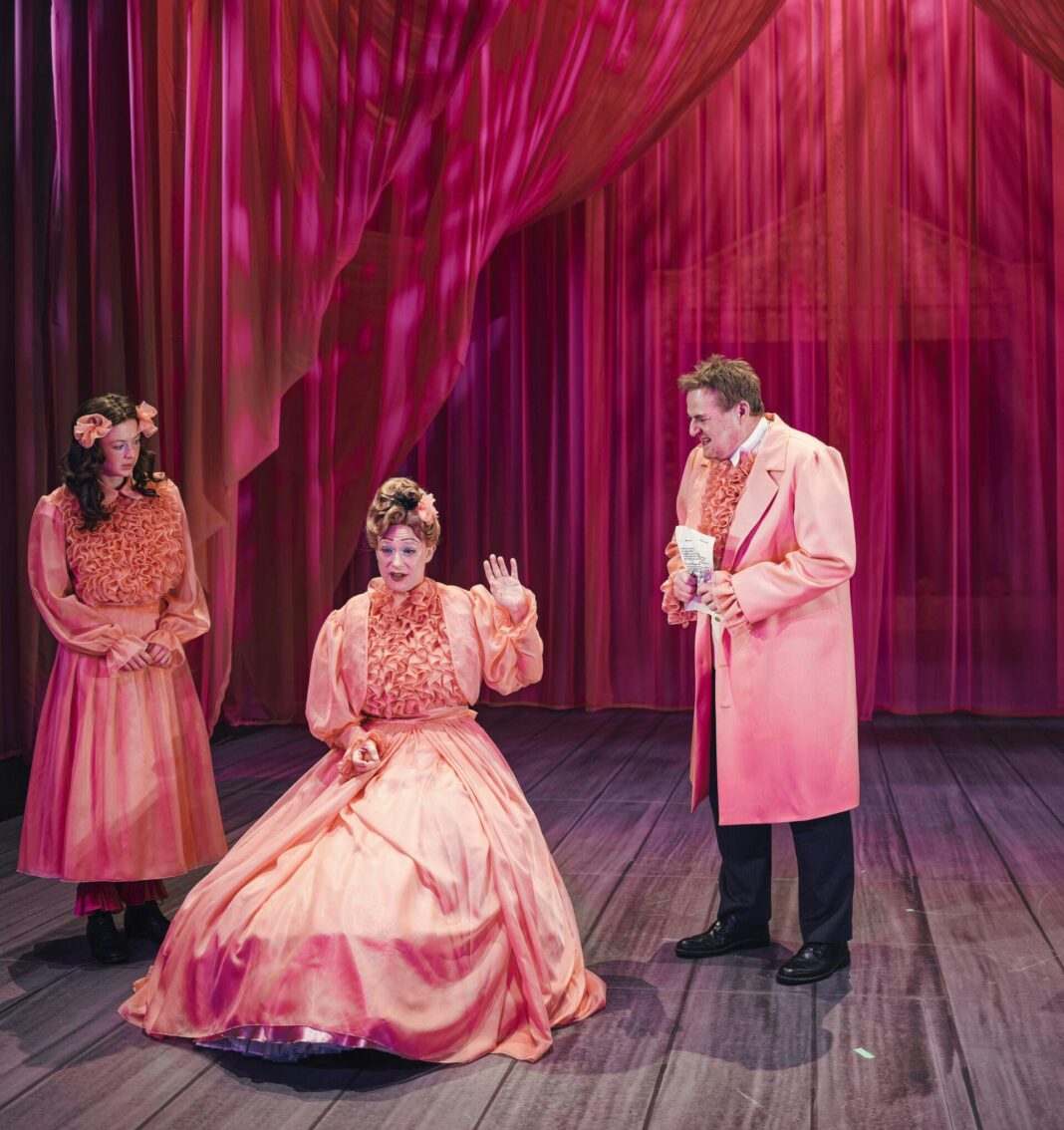 Det magiske Tivoliteater – fin og farvestrålende familieforestilling - Iscene