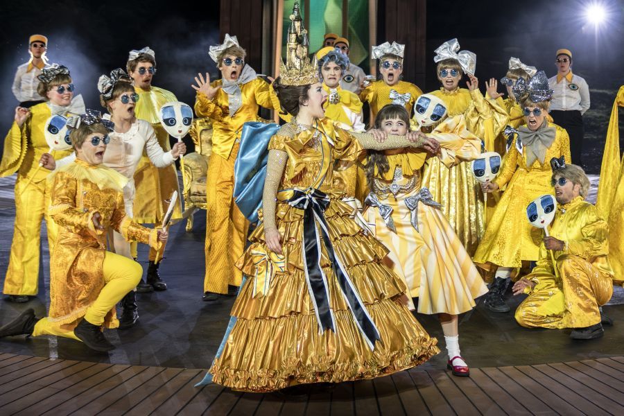 Snedronningen - friskt, farverigt pust i Dyrehaven - Iscene