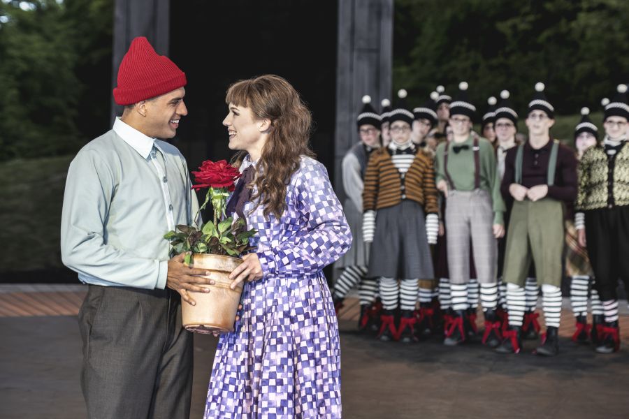 Snedronningen - friskt, farverigt pust i Dyrehaven - Iscene