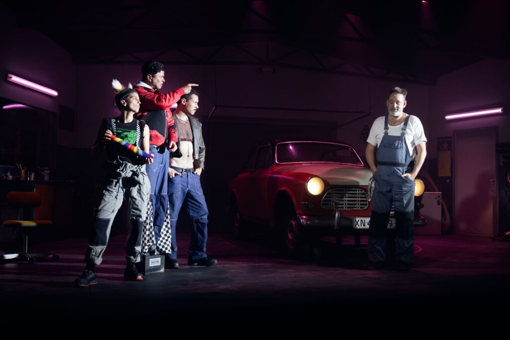 Oles nye auto – Komedien til manden på perronen - Iscene